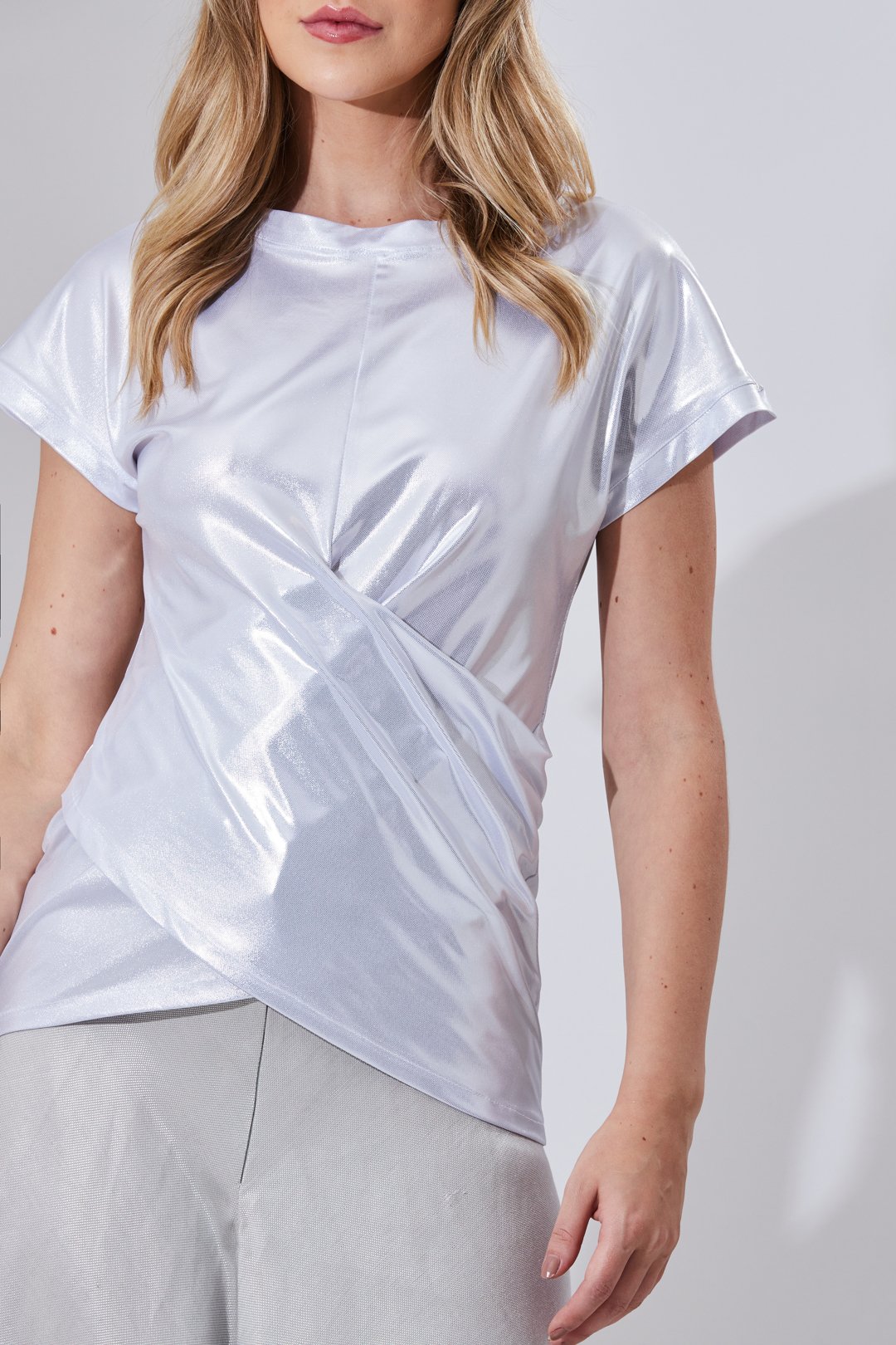 Blusa Cruzada Hugshirt Prata – Sofisticação e Conforto